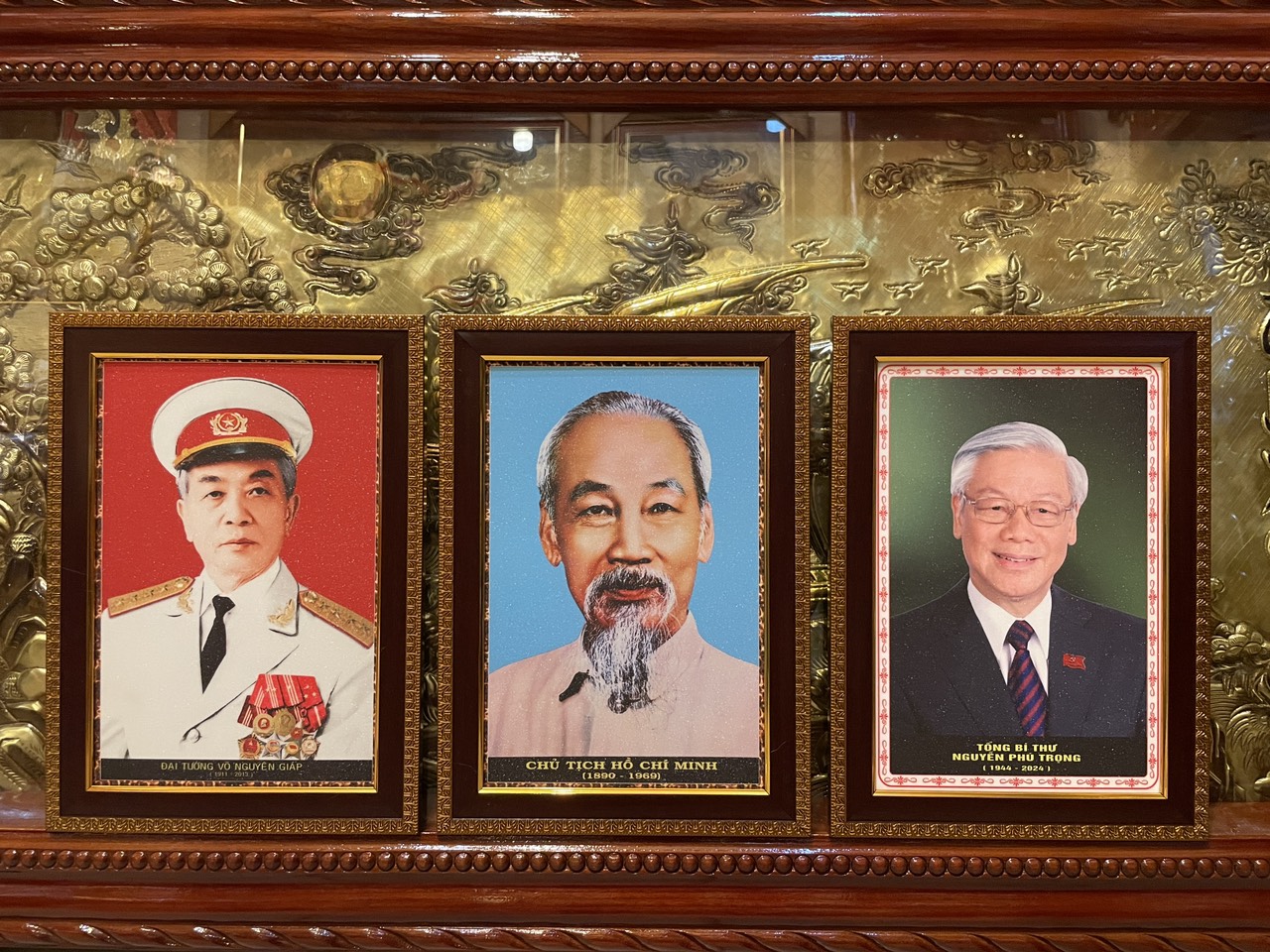 Bộ ảnh Bác Hồ, Bác Giáp, Bác Trọng - Siêu thị tranh | Mua bán tranh nghệ thuật trực tuyến - Siêu ...